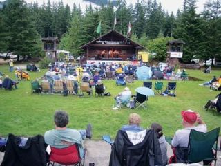 Bluegrass fans enjoy the music despite the rain | Arlington Times